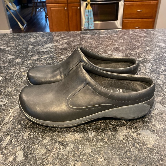 Merrell | Shoes | Merrell Moc Q Form 2 Womens 95 Leather Clogs Black ...